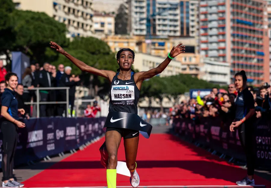 Sifan Hassan verbreekt wereldrecord 5 km op de weg