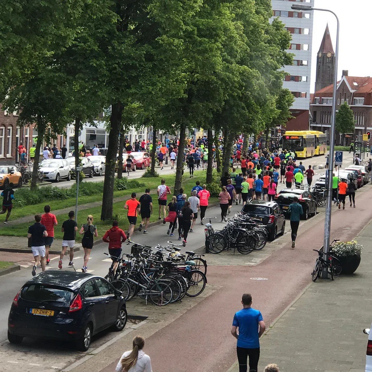 Utrecht Marathon verkeersregelaar stuurt deelnemers verkeerde kant op