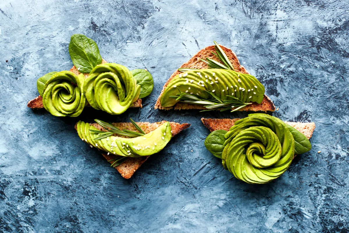 10 heerlijke avocado-combinaties voor op brood