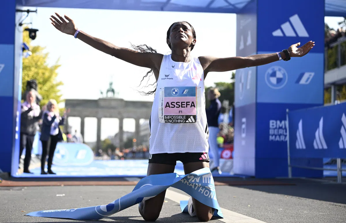Tigist Assefa zet nieuw wereldrecord tijdens marathon van Berlijn