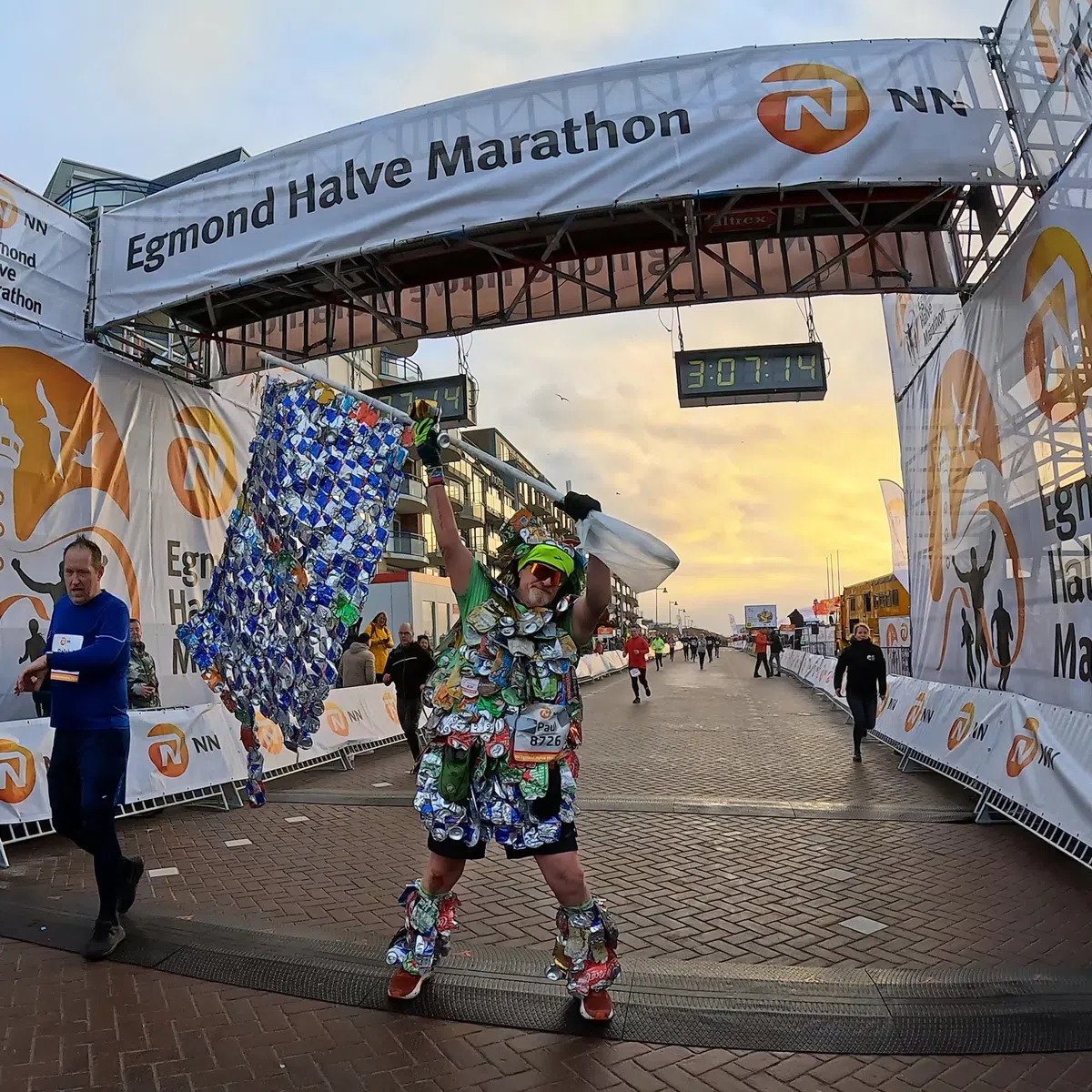 Paul liep Egmond Halve Marathon in pak van geraapte blikjes