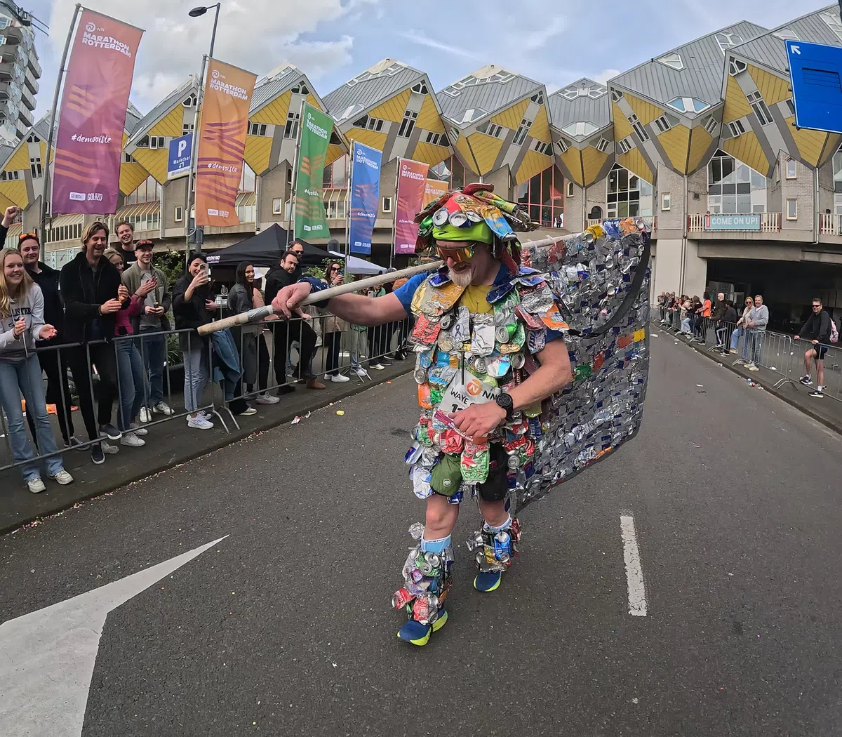 Paul Waye (56) loopt Rotterdam Marathon in een pak van blikjes