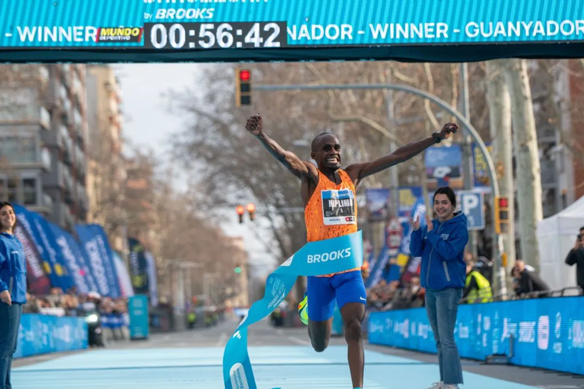 Jacob Kiplimo loopt wereldrecord halve marathon in Barcelona