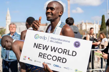 Kiplimo breekt wereldrecord halve marathon, PR’s voor Tesfu en Schutte
